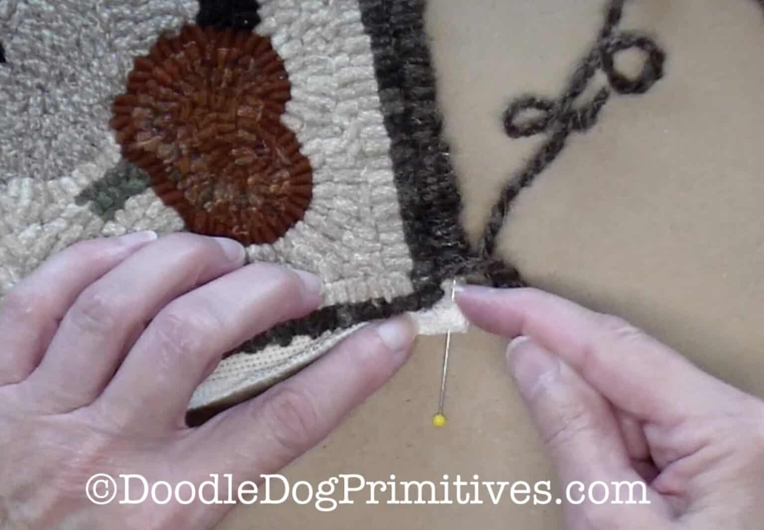 How to Add a Yarn Edge to a Hooked Rug - DoodleDog Designs Primitives