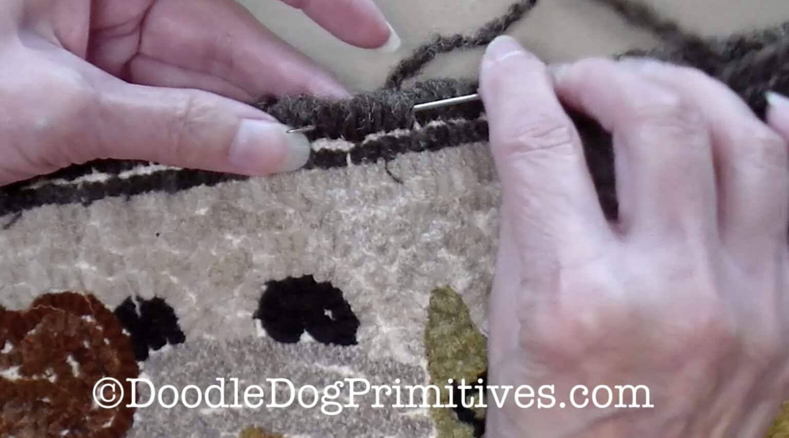 How to Add a Yarn Edge to a Hooked Rug - DoodleDog Designs Primitives